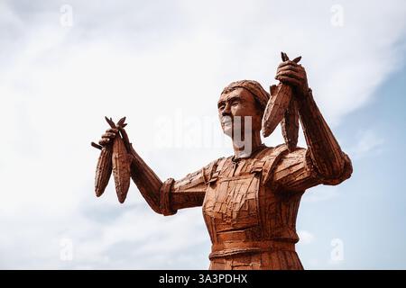 The Ray Lonsdale sculpture of the Herring Girl on North Shields Fish ...