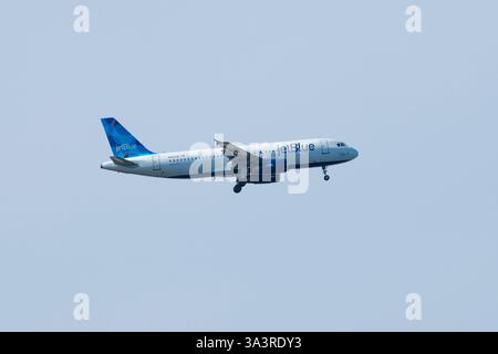 JetBlue Airbus 320-232 N630JB 'Honk If You Love Blue' landing on Boston ...