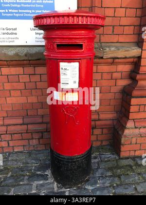 Queen Victoria fluted pillar box 1856 Stock Photo - Alamy