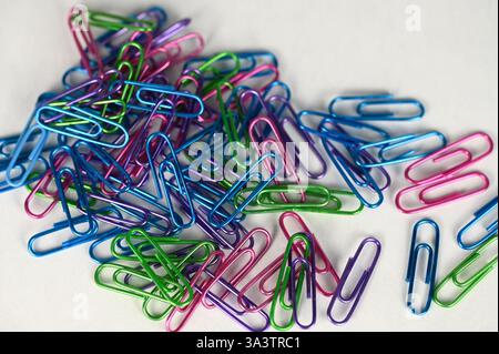 Pile of multi-colored metal paper clips Stock Photo - Alamy