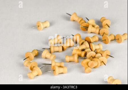 Scattered pile of wood push pins thumb tacks Stock Photo - Alamy
