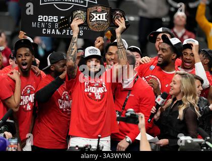 Houston Cougars guard Emanuel Sharp (21) shoots a three point basket as ...