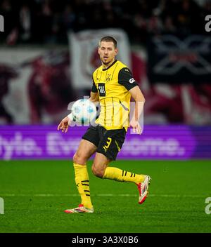 Waldemar Anton (3 Borussia Dortmund) controls the ball during the UEFA ...