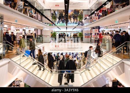 Uniqlo Edinburgh clothing shop Stock Photo - Alamy