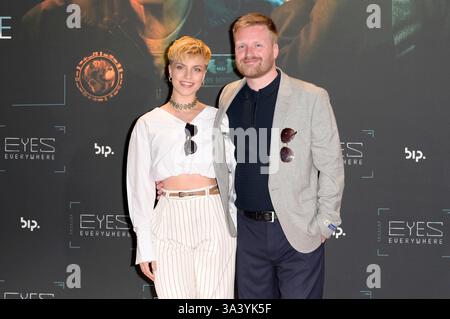 Dean Michael Gregory mit Freundin bei der Premiere des Kinofilms 'Eyes ...