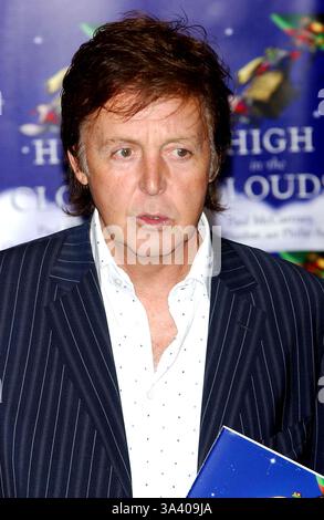 Oct. 3, 2005 - New York, NEW YORK - Paul McCartney signs his new book ...
