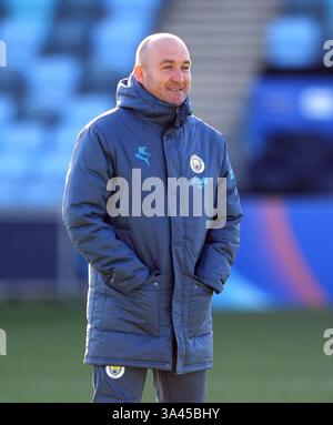 Manchester City Interim manager Nick Cushing during a training session ...