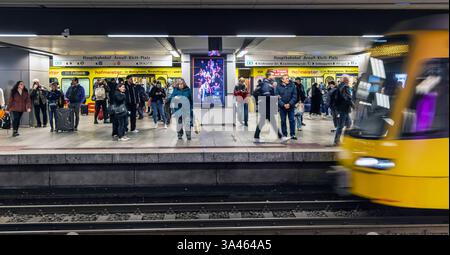 Stadtbahn Haltestelle Hauptbahnhof Stuttgart. Bahnsteig mit vielen ...