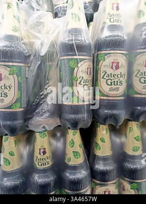 beer in plastic bottles in the supermarket Stock Photo - Alamy