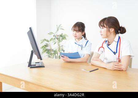 Doctor and nurse giving briefing Stock Photo - Alamy