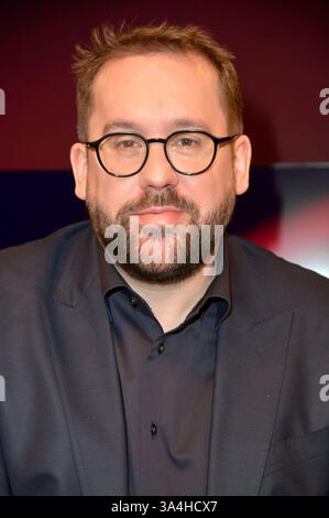 Paul Ronzheimer in der ARD-Talkshow maischberger im Studio Berlin ...