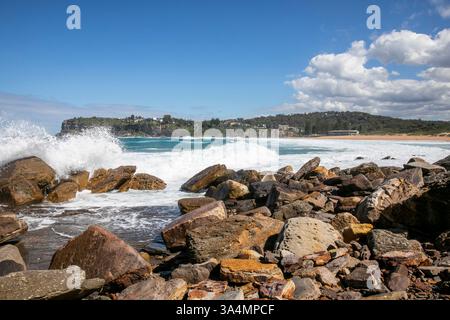 Wild surf rolls into Avalon Beach on Sydney's east coast Stock Photo ...