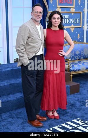 Jason Lee mit Ehefrau Ceren Alkac bei der Weltpremiere der Netflix ...