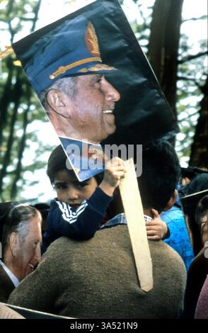 Father and child with placard supporting Augusto Pinochet dictator of ...