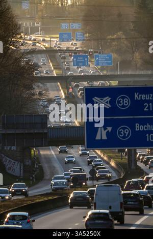 Autobahn A40, dichter, zähfließender Stau, Feierabendverkehr bei der ...