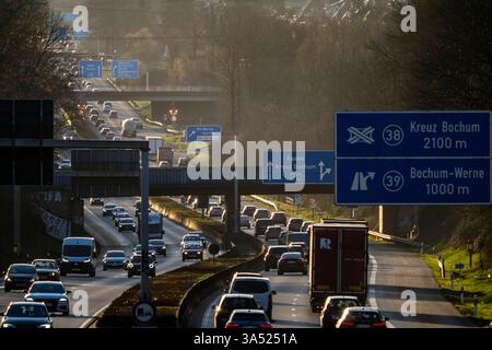 Autobahn A40, dichter, zähfließender Stau, Feierabendverkehr bei der ...