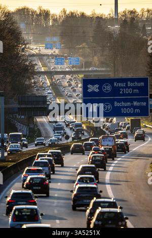 Autobahn A40, dichter, zähfließender Stau, Feierabendverkehr bei der ...