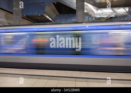 Einfahrende U-Bahn der Linie U5 an der Haltestelle Max-Weber-Platz in ...