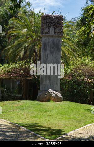 The Gui Tuo Bei sculpture from the chinese artist, Zhang Huan, Inhotim ...