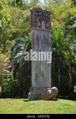 The Gui Tuo Bei sculpture from the chinese artist, Zhang Huan, Inhotim ...