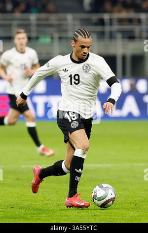 Leroy Sane (Deutschland, #19) im Zweikampf mit Bruno Fernandes ...