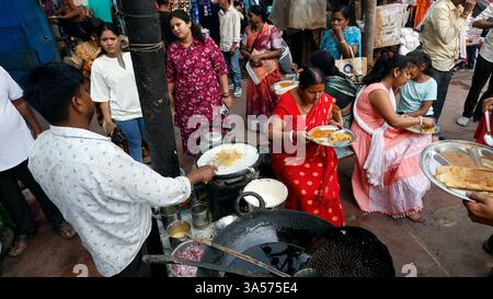Street vendor cooking masala dosa in Varanasi, Uttar Pradesh, India ...