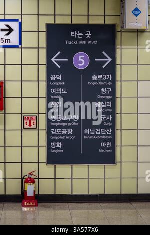 Platform of Chungjeongno subway station of the Seoul Metropolitan ...