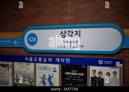Platform of Samgakji subway station of the Seoul Metropolitan Subway ...