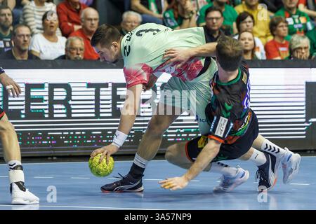 Felix Claar (SC Magdeburg 7) against Julian Koester (VfL Gummersbach 7 ...