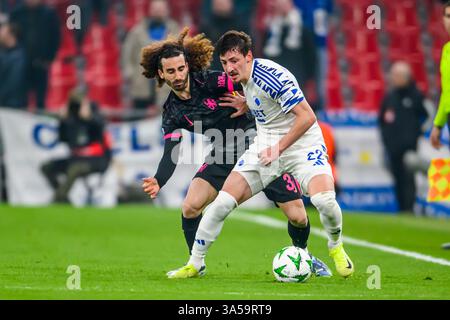 Marc Cucurella (FC Chelsea, #03) am Ball beim Kopfball, davor Dayot ...