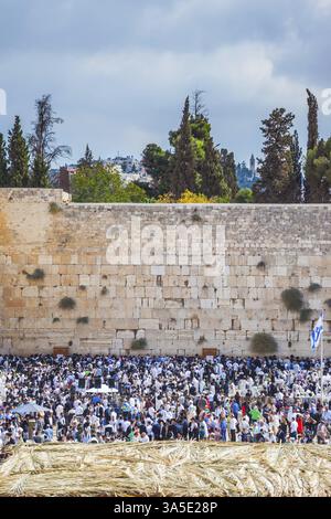 Huge crowd of praying Jews in the square in front of the Western Wall ...