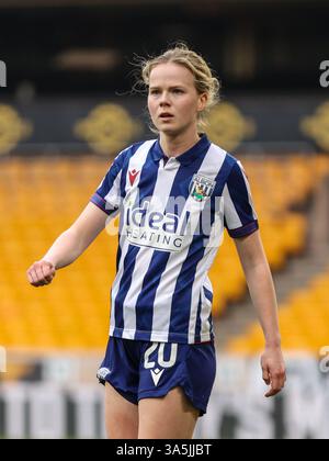 20, Phoebe Warner of West Bromwich Albion races forward with the ball ...