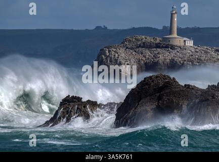 Wave crashes over Mouro lighthouse, Santander, Spain Stock Photo - Alamy