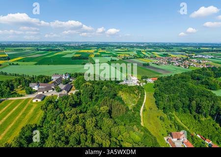 Sommerlicher Ausblick auf den Lechrain rund um die Gemeinde Rehling in ...