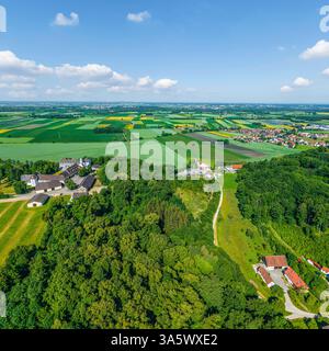 Sommerlicher Ausblick auf den Lechrain rund um die Gemeinde Rehling in ...