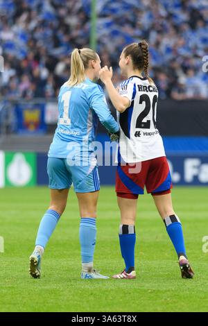 Emilia Hirche (Hamburger SV, 20) am Ball, Freisteller, Einzelbild ...