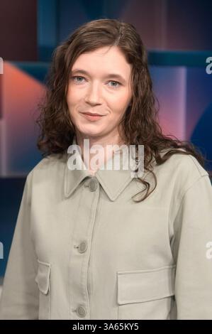 Anna Mayr in der ARD-Talkshow hart aber fair im Studio Adlershof ...