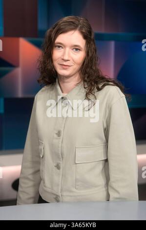 Anna Mayr in der ARD-Talkshow hart aber fair im Studio Adlershof ...