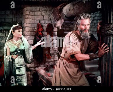 THE TEN COMMANDMENTS ANNE BAXTER as Nefretiri, CHARLTON HESTON as Moses ...