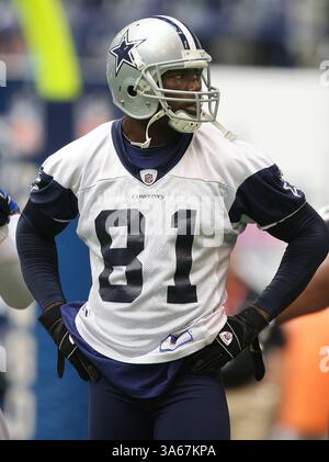 Dallas Cowboys receiver Terrell Owens warms up before the Cowboys game ...