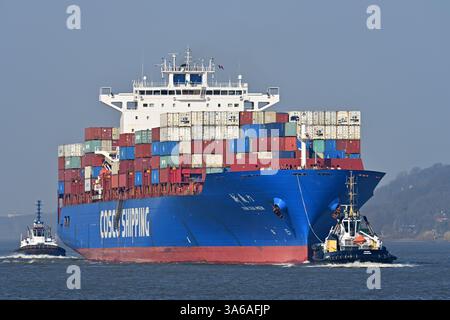 Containership XIN XIA MEN arrives at the port of Hamburg Stock Photo ...