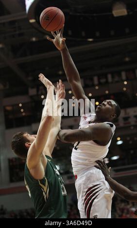 Cincinnati forward Coreontae DeBerry (22) and forward Jacob Evans (1 ...