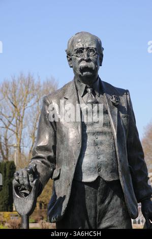 Ebenezer Howard Statue, Howardsgate, Welwyn Garden City, Hertfordshire ...