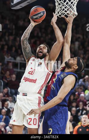 Elias Harris of Bayern Munich and Jabari Parker of FC Barcelona during ...