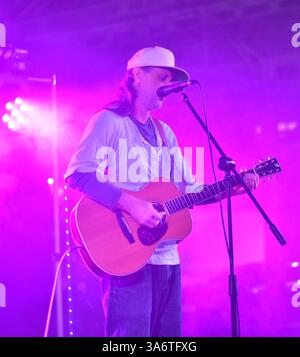 Gary Stringer, lead vocals of Reef, in performance at the 7 Hills ...