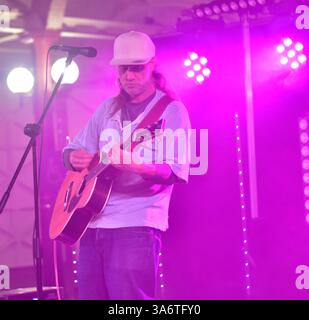Gary Stringer, lead vocals of Reef, in performance at the 7 Hills ...
