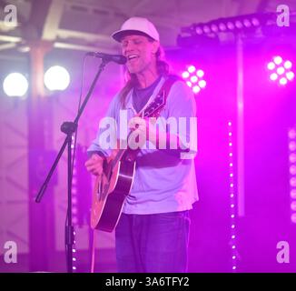 Gary Stringer, lead vocals of Reef, in performance at the 7 Hills ...