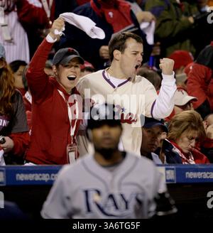 Oct. 26, 2008 - Philadelphia Phillies Ryan Howard points to the crowd ...