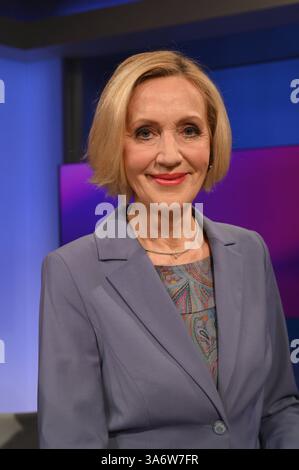 Moderatorin Petra Gerster zu Gast in der ARD Talkshow Maischberger ...