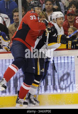Washington Capitals David Steckel (39) takes the puck past Boston ...